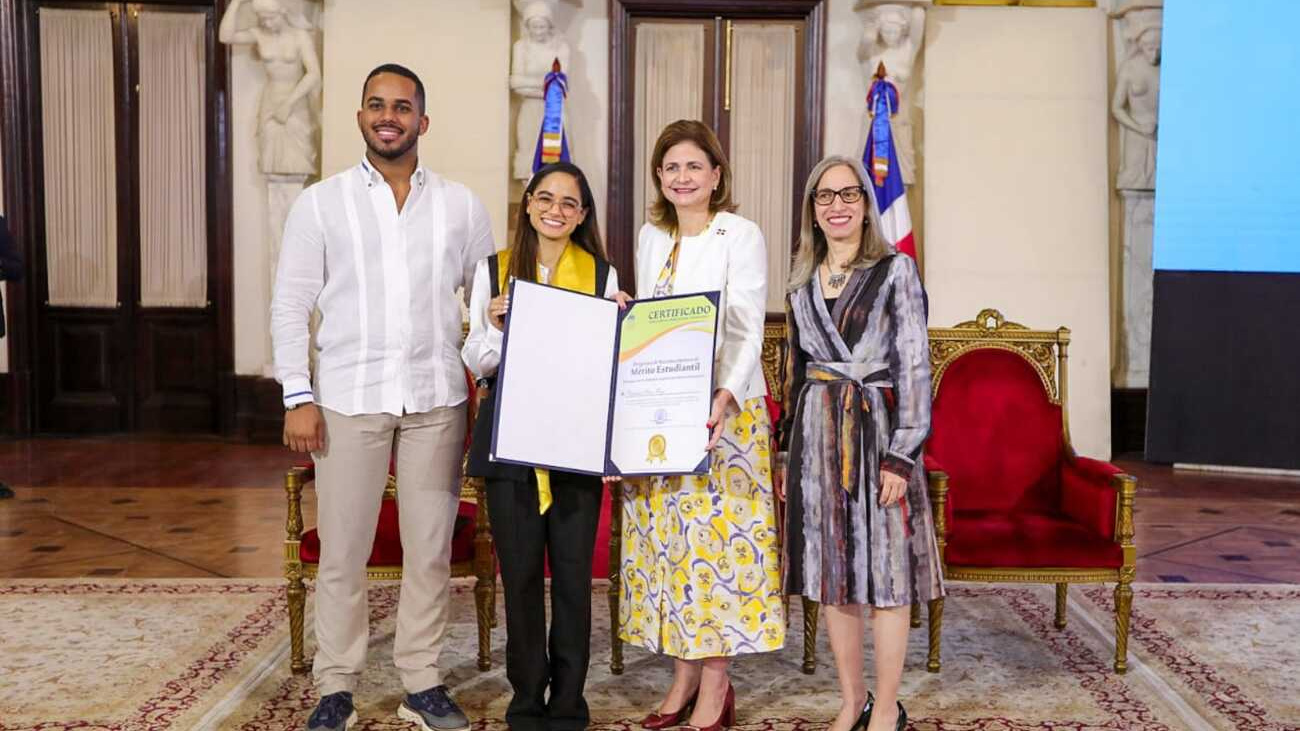 Gobierno celebra Día del Estudiante con premiación a la excelencia ...