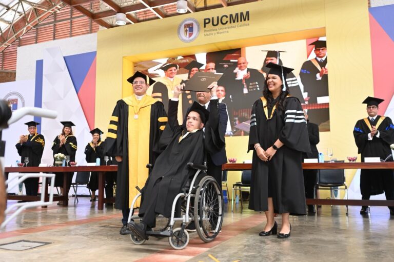 Juan Pichardo, con parálisis cerebral se gradua con honores