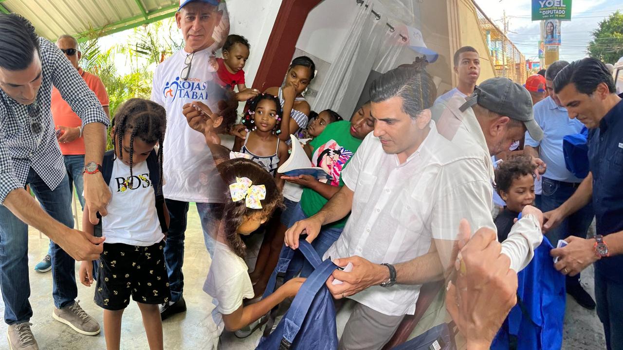 Fundación Rojas Tabar entrega útiles escolares a más dos mil niños