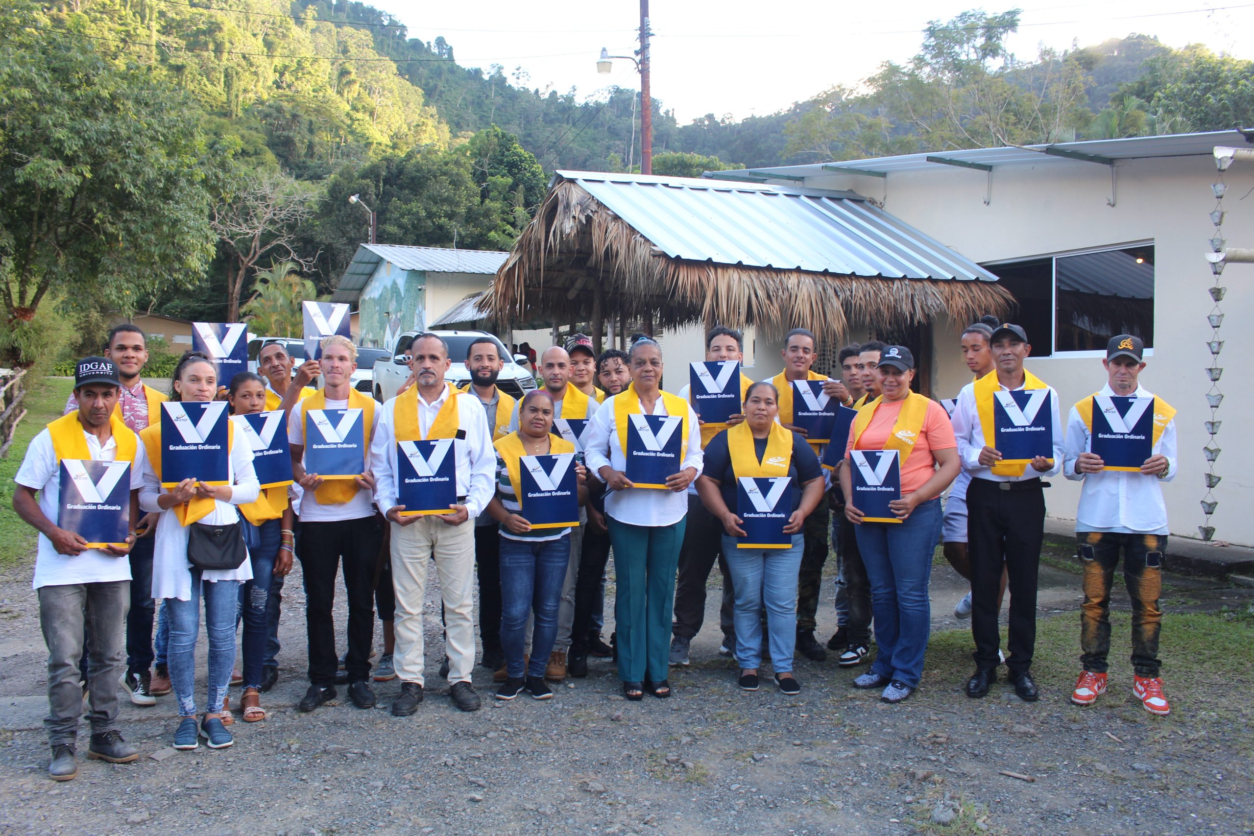 INFOTEP y Fundación Popular entrega certificados en Loma de Blanco